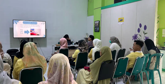 Dosen FKIK UMY Latih Nakes Klinik Firdaus Wirobrajan soal Basic Life ...