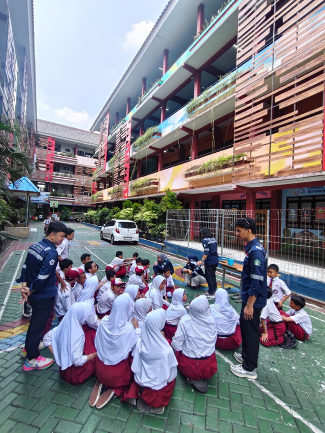 Pakai Botol Bekas, Mahasiswa K3 Edukasi Siswa SD Hadapi Banjir ...