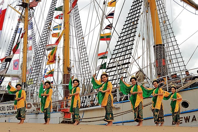 Contoh Properti Tari Baksa Kembang yang Digunakan Penari | kumparan.com