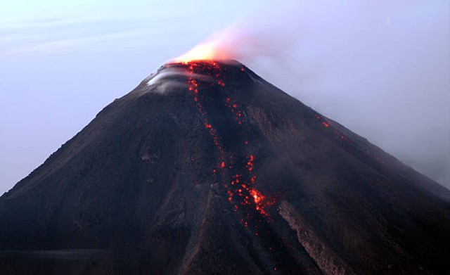 Golongan Gunung Api Berdasarkan Aktivitas, Bentuk, dan Tipe Letusannya ...