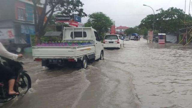 Banjir Genangi Ruas Jalan Trans Sulawesi di Majene | kumparan.com