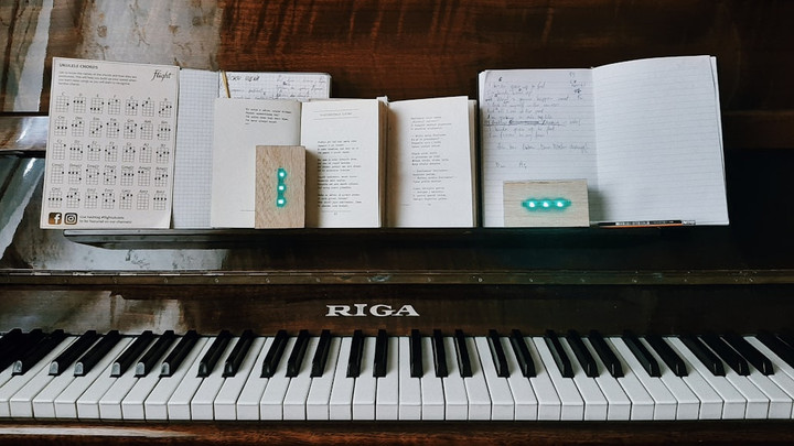 Lirik Lagu Apink Love Me More dan Maknanya yang Mendalam | kumparan.com