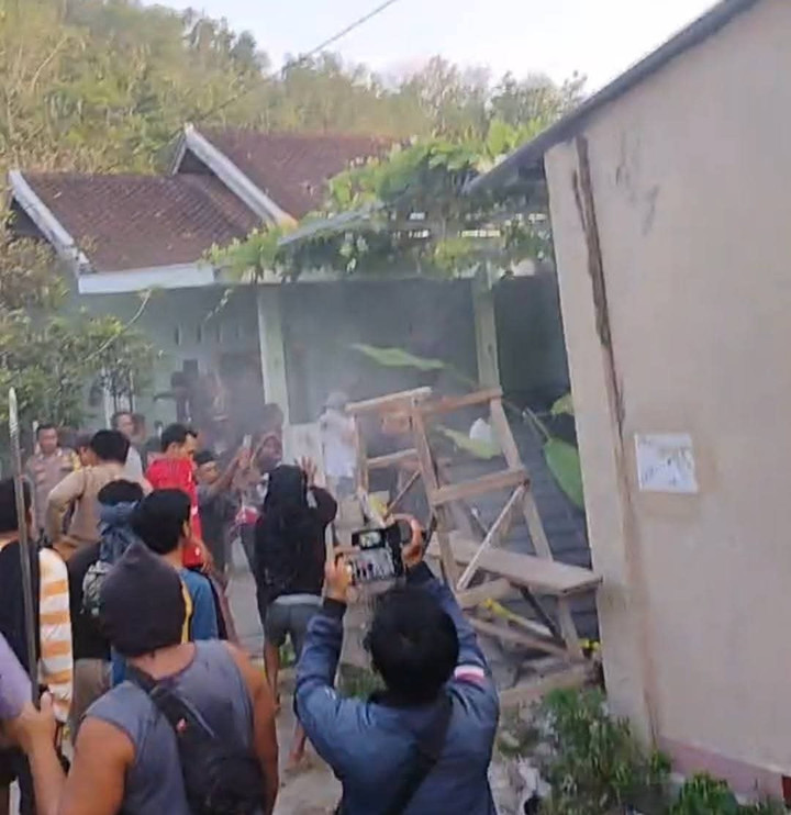 Keluarga Brigadir Esco Geruduk Rumah Briptu Rizka: Rumah Dilempari Batu | kumparan.com