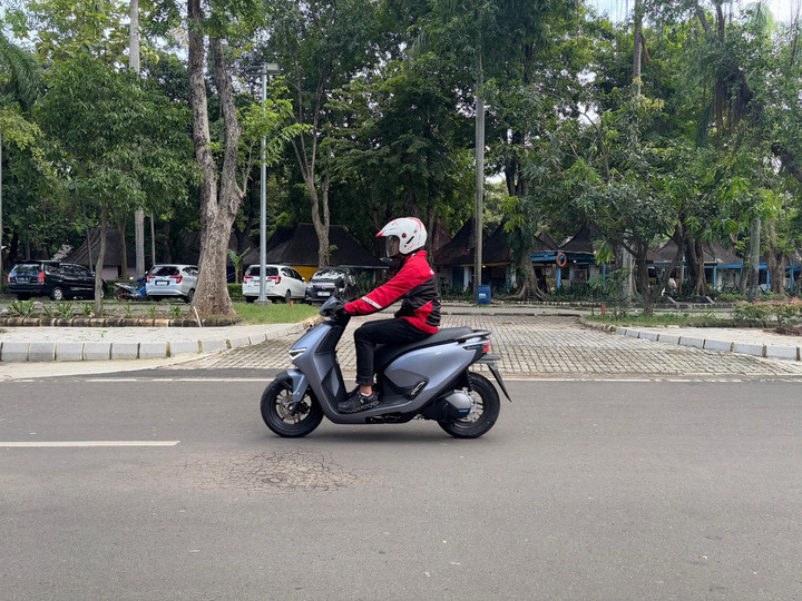 Panduan Aman Berkendara Motor Listrik, Wajib Perhatikan Ini | kumparan.com