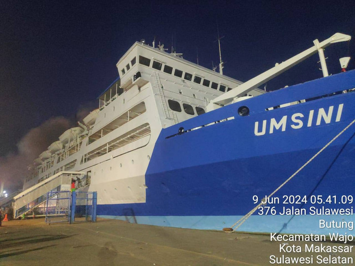 KM Umsini Terbakar di Pelabuhan Makassar, Penumpang Berhamburan ...