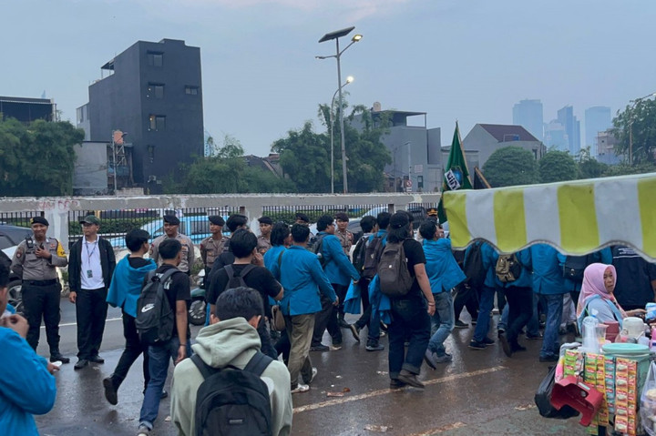 Demo Mahasiswa di Depan DPR Bubar, Ruas Jalan Gatsu Kembali Dibuka | kumparan.com