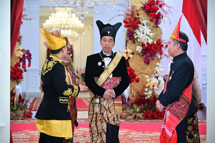 Jokowi Pakai Baju Raja Solo dengan 2 Keris, Apa Maknanya? | kumparan.com