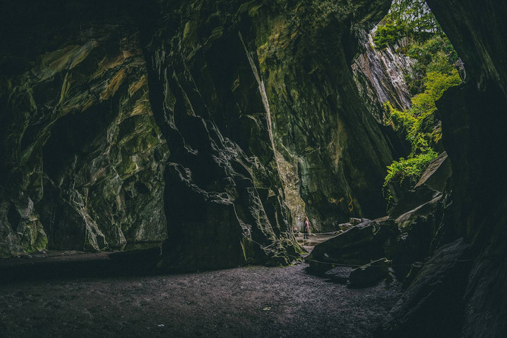 Goa Rancang Kencono Jogja: Gua Unik dengan Pohon Klumpit di Pintu ...