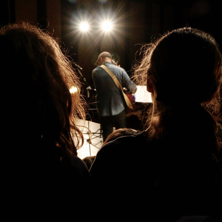 Lirik dan Terjemahan Lagu Back At One - Brian McKnight | kumparan.com