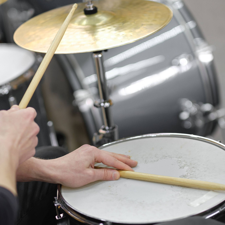 Lirik dan Terjemahan Lagu Survivor / I Will Survive - Glee Cast ...