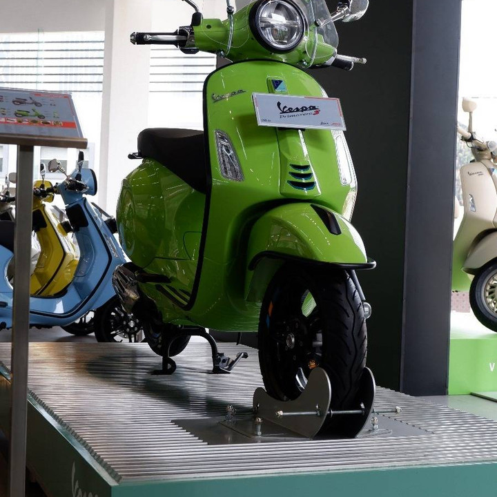 vespa sprint 2024 hijau