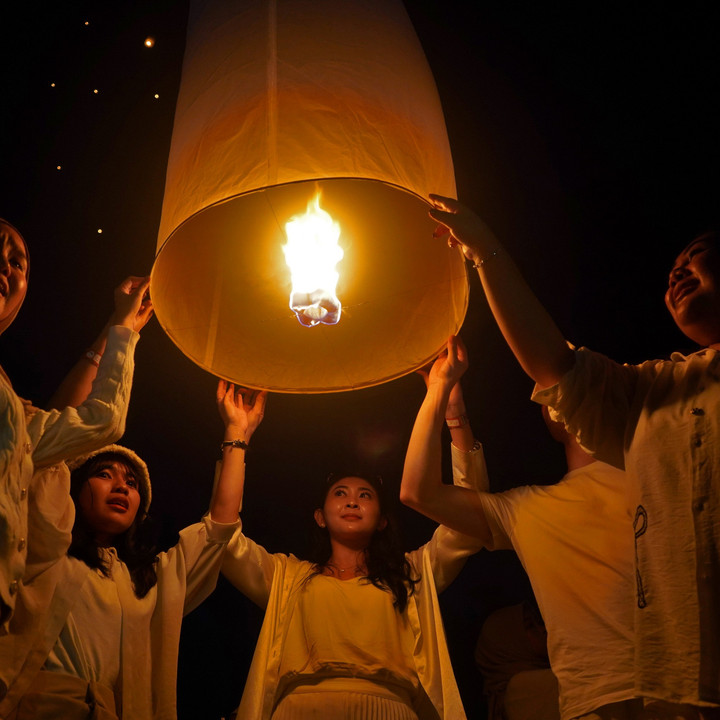 Foto: 2.569 Lampion Terangi Malam Perayaan Waisak di Candi Borobudur ...