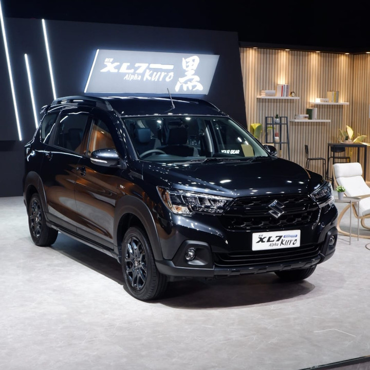 Foto: Aksen Hitam Menawan Suzuki XL7 Hybrid Alpha Kuro | kumparan.com