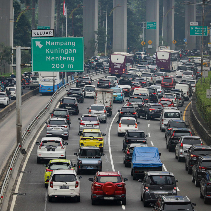 Foto: Kendaraan Tot-tot Wuk-wuk Masih Wara-wiri di Jalan Gatot Subroto | kumparan.com
