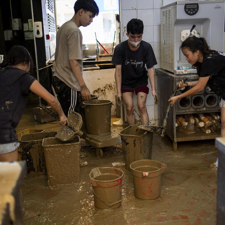 Foto: Gotong Royong Warga usai Banjir Akibat Topan Kalmaegi Menghantam ...