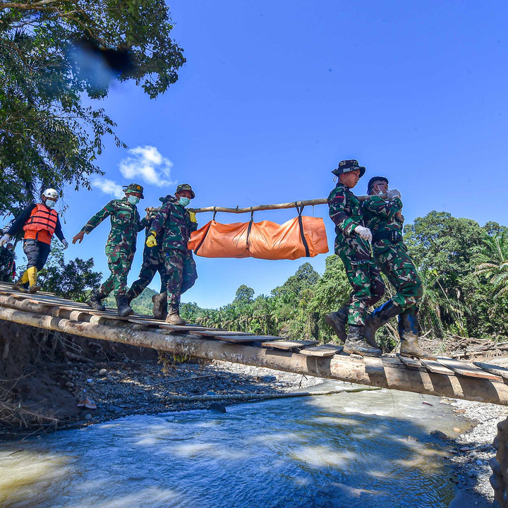 Foto: Meniti Jembatan Kayu Demi Evakuasi Korban Bencana di Palembayan ...