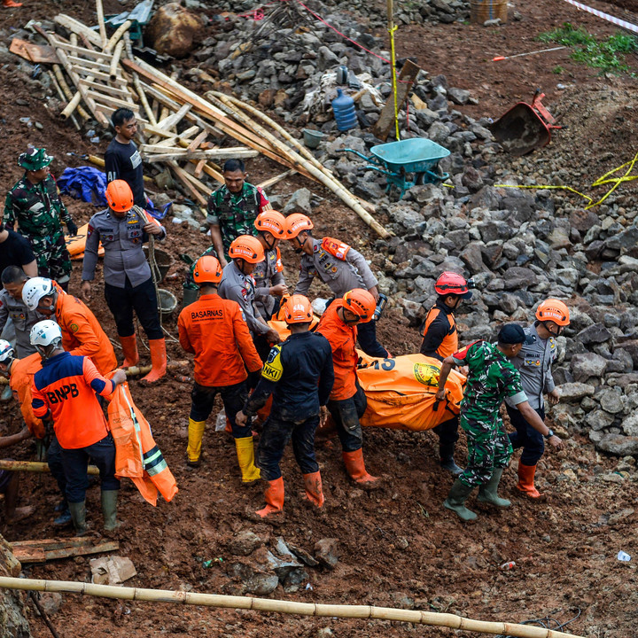 Foto: Upaya Tim SAR Evakuasi 4 Korban Longsor di Sumedang | kumparan.com