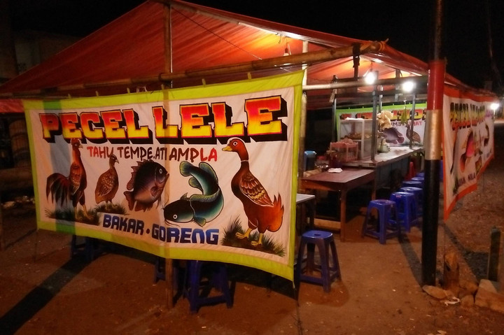 5 Ciri-ciri Spanduk Pecel Lele Khas Lamongan | kumparan.com