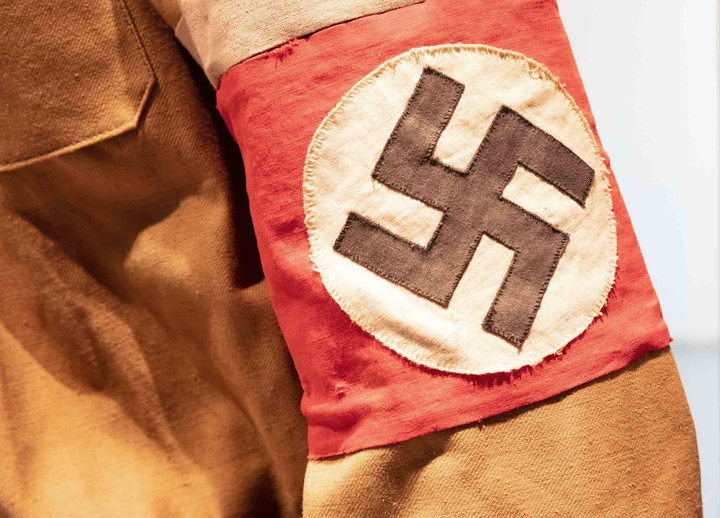 Penggunaan Lambang Swastika oleh Adolf Hitler pada Nazi Jerman ...