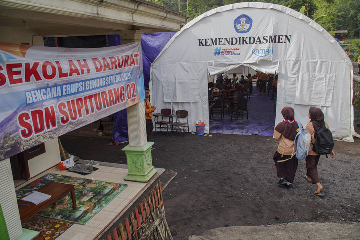 Kemendikdasmen Salurkan 105 Tenda Darurat Buat Kelas Sementara di ...
