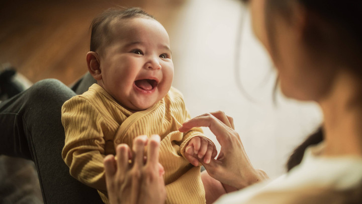Usia Berapa Bayi Mulai Berbicara? Ini 7 Tandanya | kumparan.com