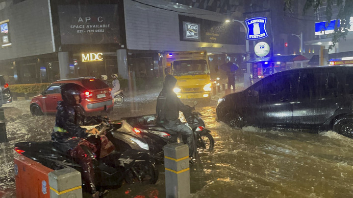 Banjir di Jakarta Meluas Malam Ini, 12 RT Terdampak | kumparan.com