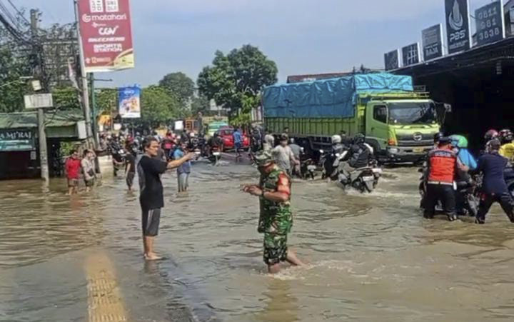 Banjir di Tangerang, Akses Jalan Menuju Tol Bitung Tersendat | kumparan.com