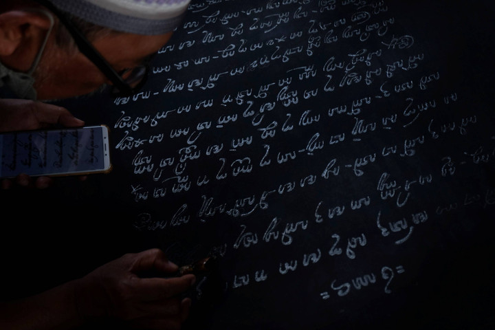 Mengenal Huruf Honocoroko Jawa beserta Filosofi di Baliknya | kumparan.com