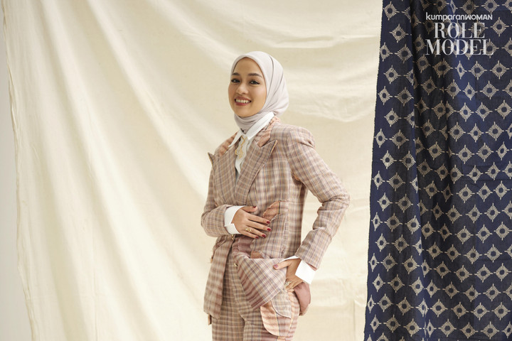 Role Model: Narasi Rizki Triana dalam Lestarikan Batik hingga Tenun Melalui OE | kumparan.com