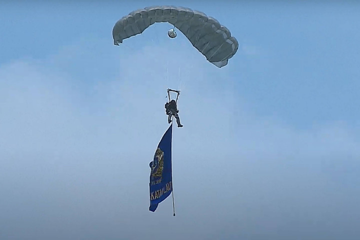 Aksi 200 Penerjun Payung di HUT ke-79 TNI, Ada 6 Prajurit Perempuan ...