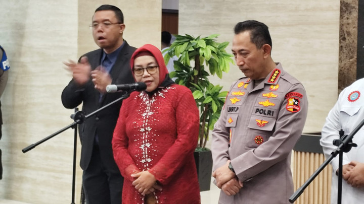 Keluarga Undang Kapolri Ziarah ke Makam Marsinah di Nganjuk | kumparan.com