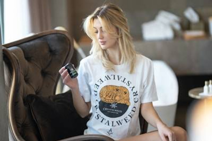 Biodata Ella Gross, Model Cantik dan Muda yang Multitalenta | kumparan.com