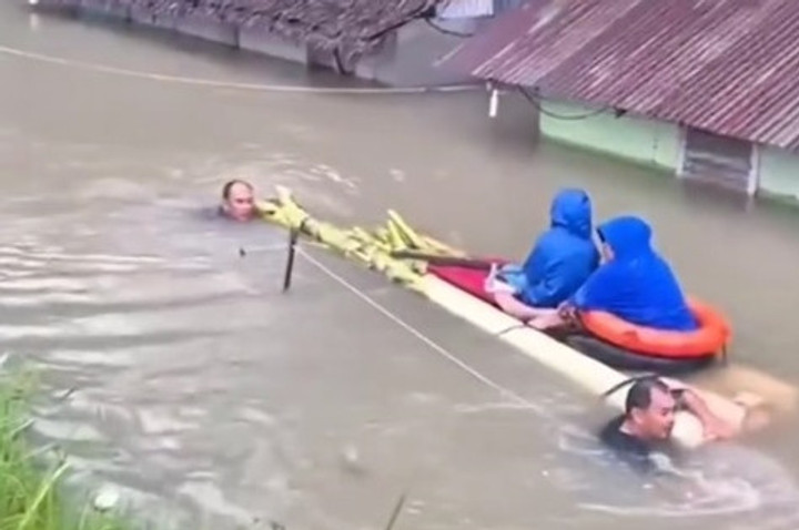 Aksi Kapolsek di Sumut Berenang Pakai Batang Pisang Selamatkan Warga saat Banjir | kumparan.com
