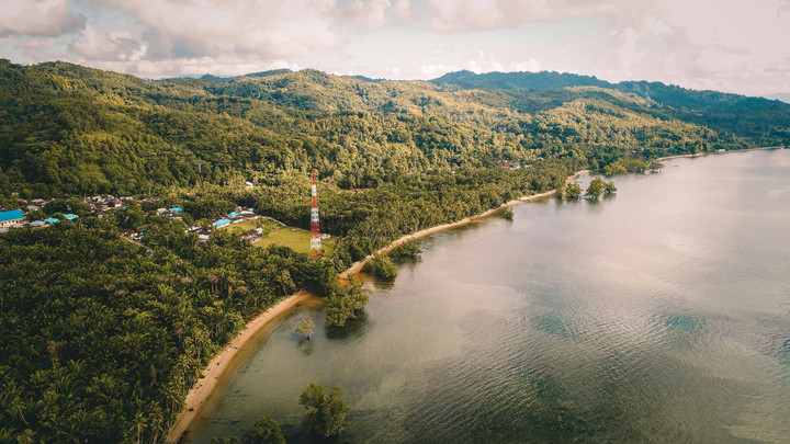 Danau Rana: Sejuta Pesona di Pedalaman Pulau Buru, Maluku | kumparan.com