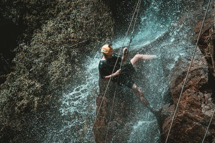 5 Perbedaan Canyoneering dan Rappelling, dari Teknik hingga Medan ...