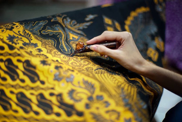 4 Tema Hari Batik Nasional 2025 untuk Berbagai Kegiatan | kumparan.com