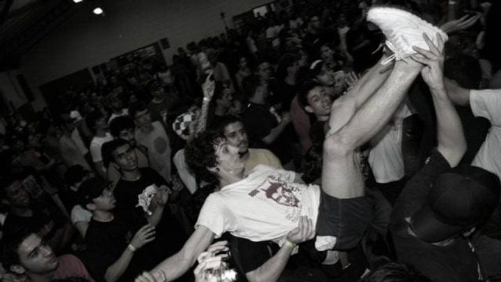 Mengenal Apa Itu Moshing Saat Menonton Konser Musik | kumparan.com