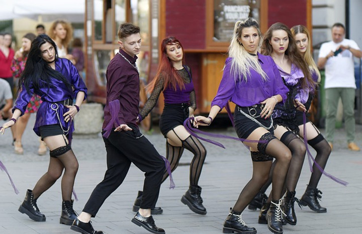 Seni Tari Kreasi Berkelompok dan Contoh Tariannya | kumparan.com