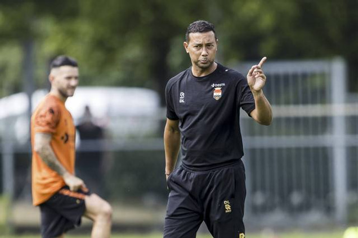 Profil Denny Landzaat, Asisten Pelatih Timnas Indonesia yang Baru | kumparan.com