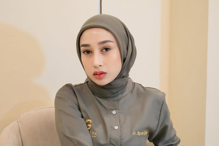 Biodata Reza Gladys, Dokter Kecantikan Laporkan Nikita Mirzani Kasus Pemerasan | kumparan.com