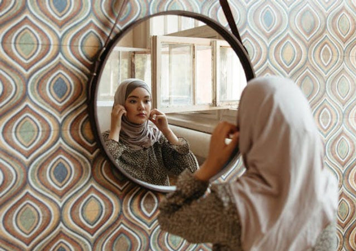 Bacaan Doa Ketika Bercermin: Arab, Latin, dan Artinya | kumparan.com