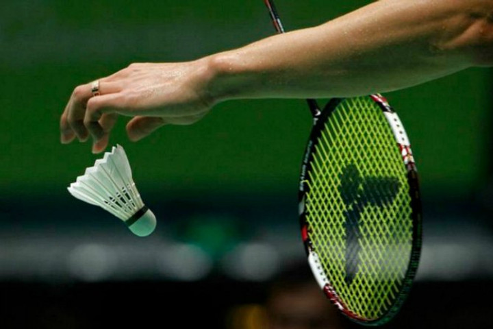 Cara Melakukan Servis Backhand dalam Bulu Tangkis | kumparan.com