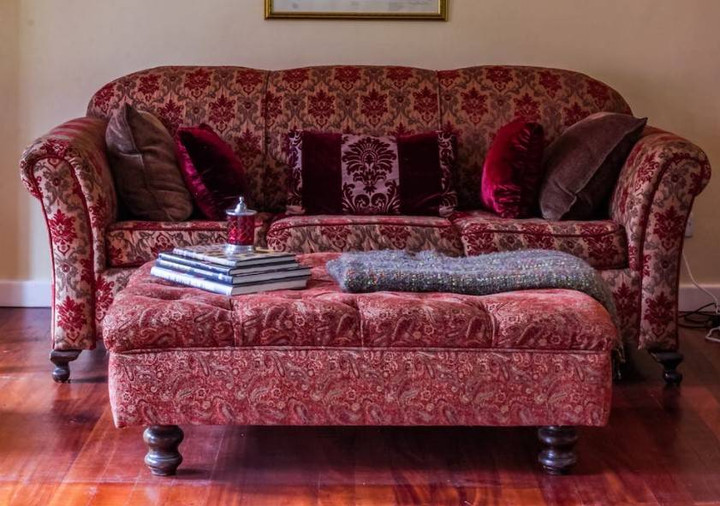 7 Kombinasi Warna Maroon yang Cocok untuk Dekorasi Ruangan | kumparan.com