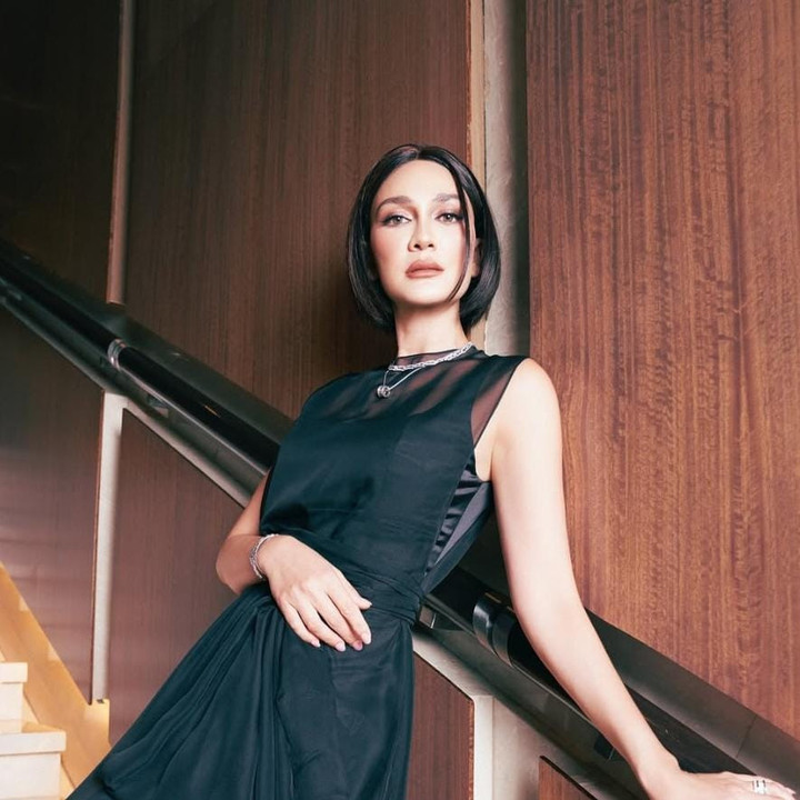 Luna Maya Tampil Elegan dengan Rambut Pendek di Premier Film Sukma ...