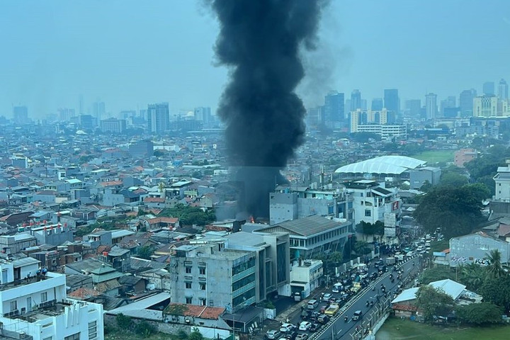 Kebakaran Landa Gudang di Slipi Jakbar, 12 Unit Damkar Dikerahkan | kumparan.com