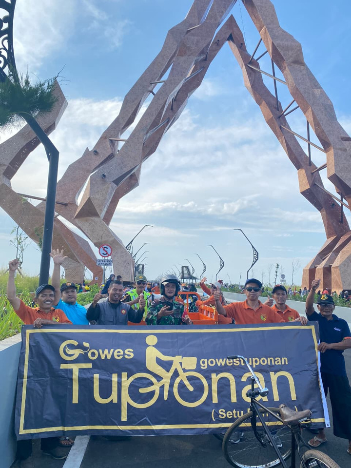 Belajar Makna Kebersamaan dari Gowes Tuponan di Desa Caturharjo | kumparan.com