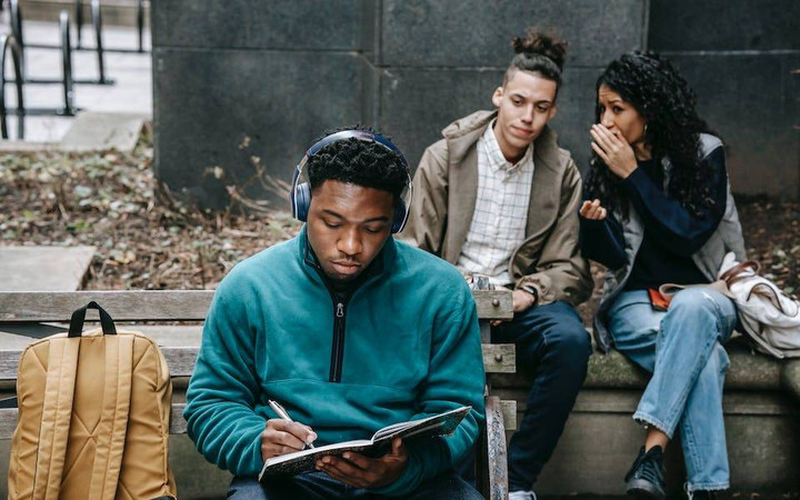 5 Cara Menghadapi Orang yang Suka Ngomongin Kita di Belakang | kumparan.com