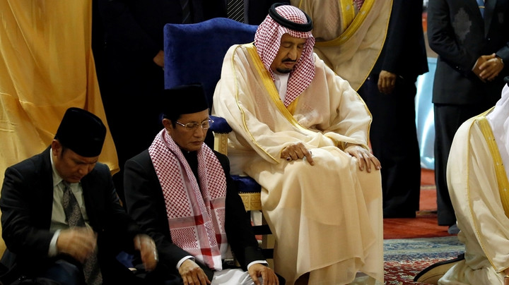 Foto: Raja Salman Khusuk Salat Tahiyatul Masjid di Istiqlal | kumparan.com