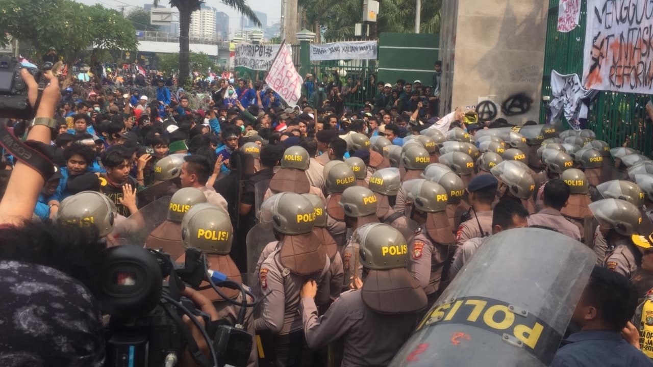 Demo Mahasiswa Diwarnai Aksi Lempar Botol ke Gedung DPR | kumparan.com