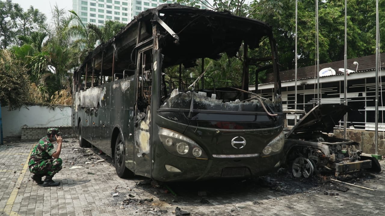 Polda Metro: 3 Pos Polisi Dibakar, 1 Mobil Pengurai Massa Rusak ...